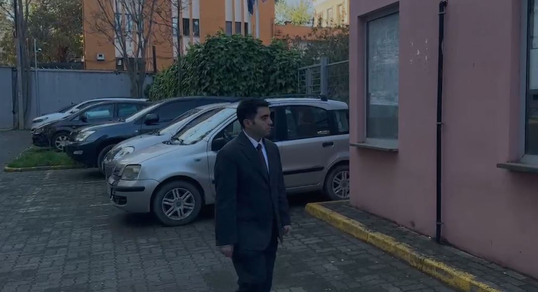 Kreu i Komisionit të Prokurimeve Publike, Jonaid Myzyri paraqitet në ...