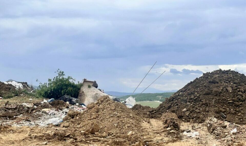 E futur në një qese të zezë, foshnja e pajetë gjendet mes mbeturinave ...