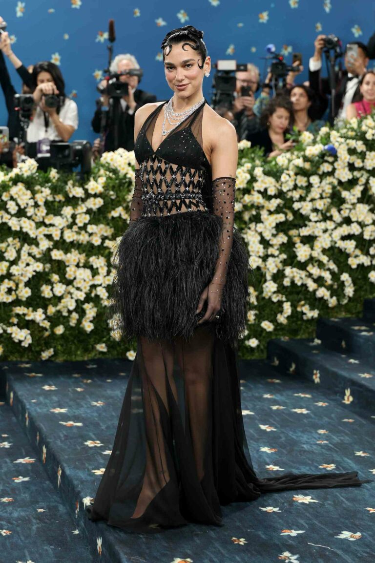 Dua Lipa shkëlqen në Met Gala 2025 veshur me ‘Chanel’, shoqëruar nga i ...