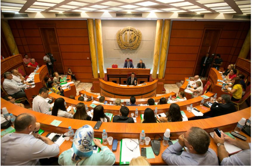 Valë shkarkimesh në rradhët e Bashkisë së Tiranës/ Anuela Ristani ...