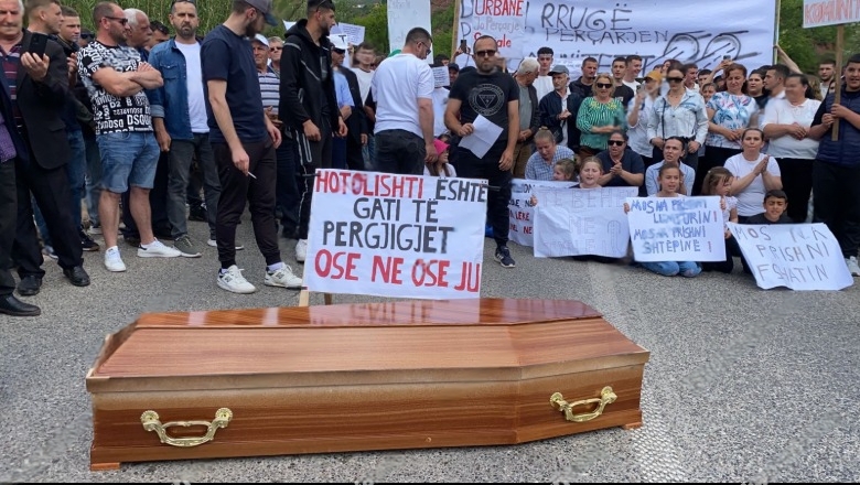 “Ose ne, ose ju!”/ Protesta e banorëve "agravon" si asnjëherë, sjellin ...