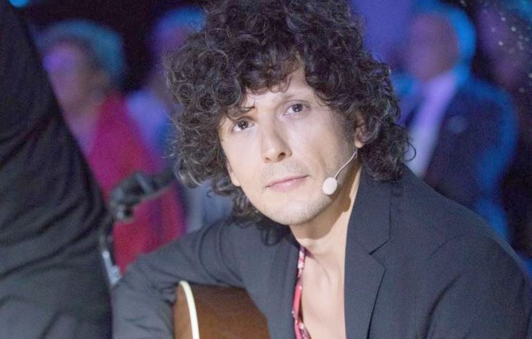 Këngëtari Ermal Meta nisi turneun e tij “LIVE 2025” me koncert në ...