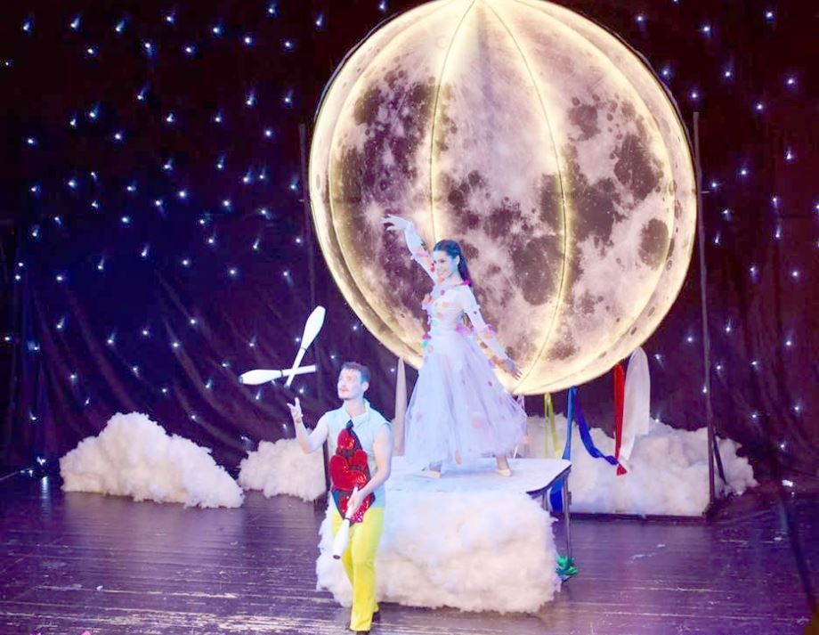 Shfaqja “Ngjyrat e jetës” krijuar si një mozaik artistik premierë e ...