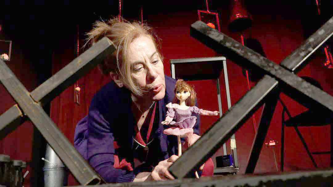 Monodrama “Engjëjt” me regji nga Naser Shatrolli në festivalin “Flasim ...