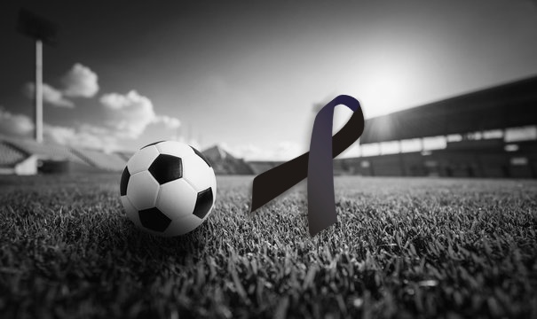 Tragjike/ Futbollisti shqiptar bie nga kati i 8-të i restorantit dhe ...