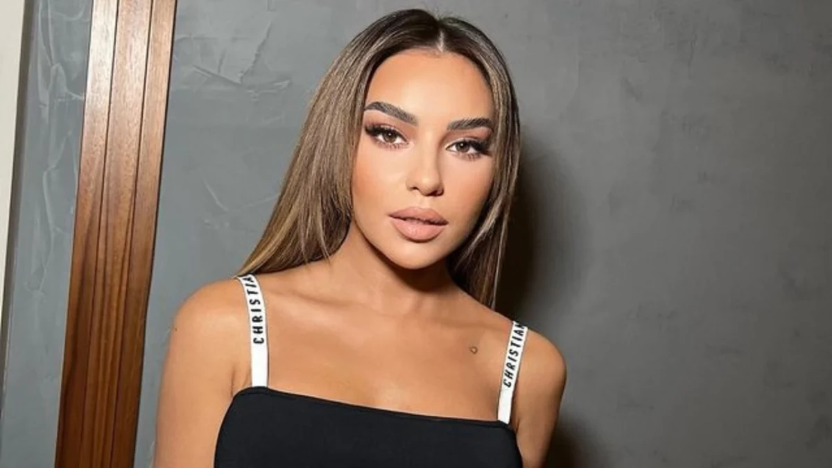 Këngëtarja e suksesshme 'kthen' vëmëndjen tek jeta e saj private, sjell ...