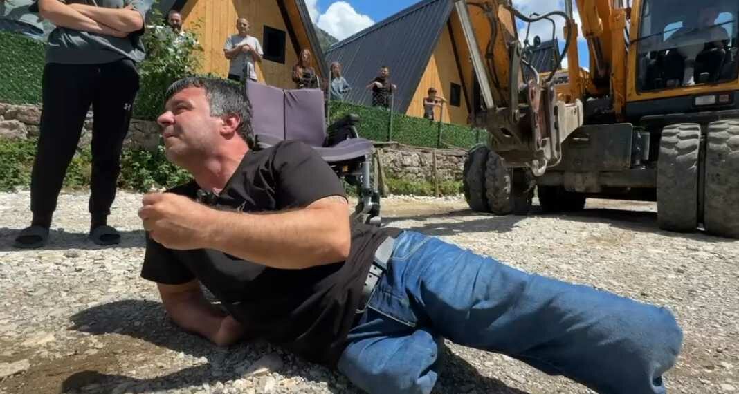 “Mos mi prishni shtëpitë”/ Banori me aftësi të kufizuara futet nën ...