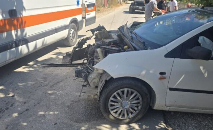 Aksident i rëndë në vend/ Automjeti humb kontrollin del nga rruga dhe ...