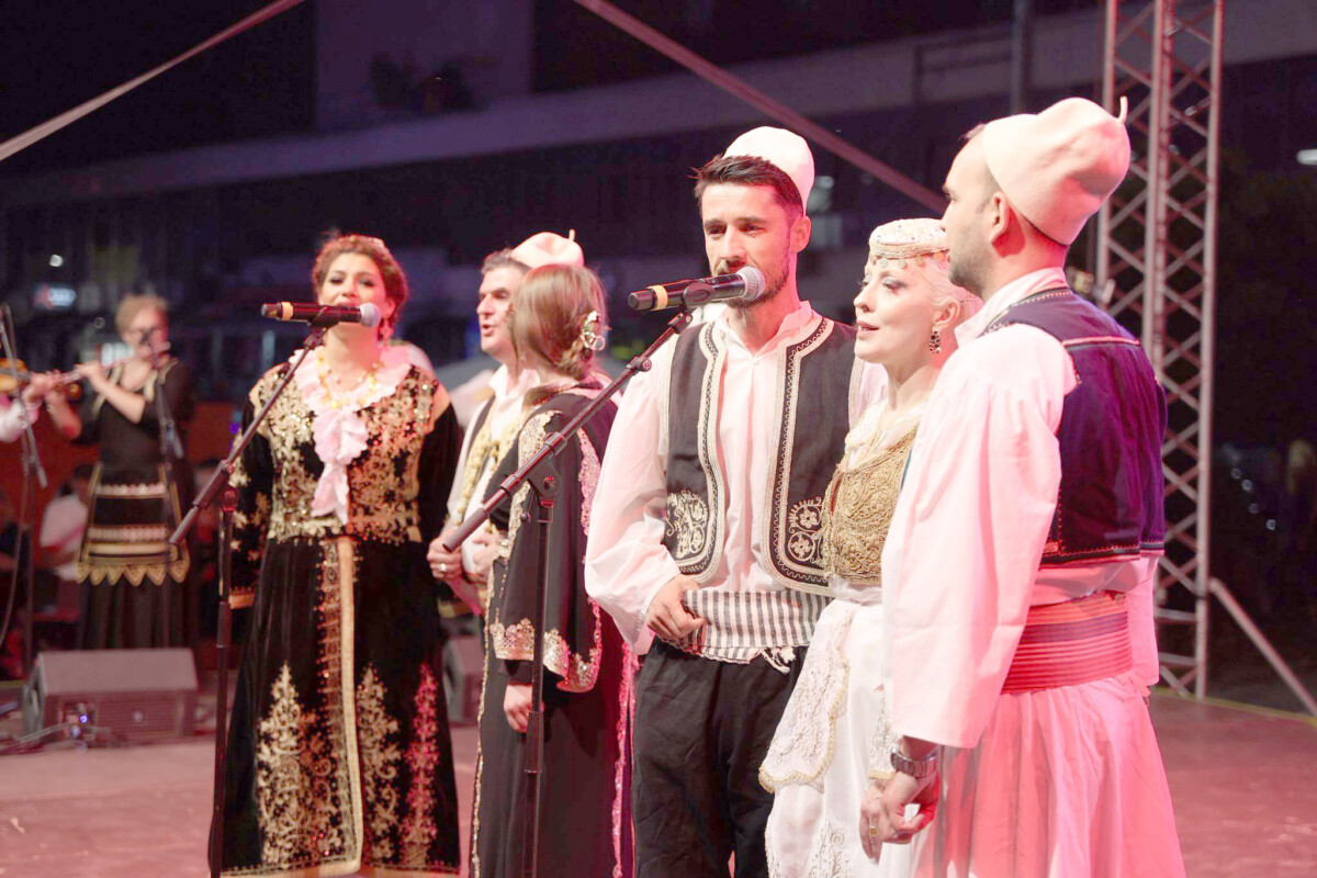 Kalendari artistik i muajit gusht çon Ansamblin Popullor në një udhëtim ...