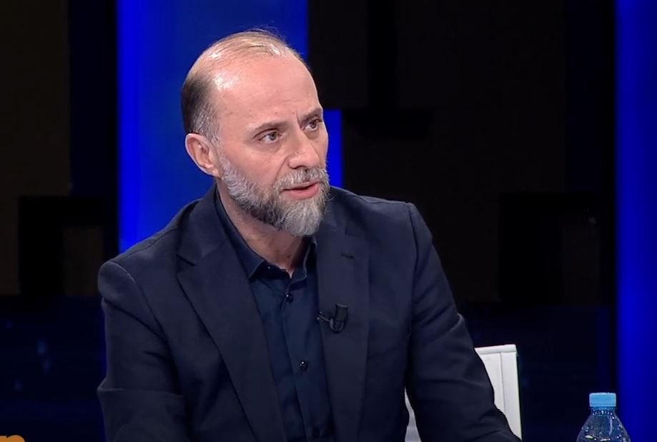 “S’i lihet në dorë kukullës se pi dy dopio dhe të bën gjëmën”, Sulo ...