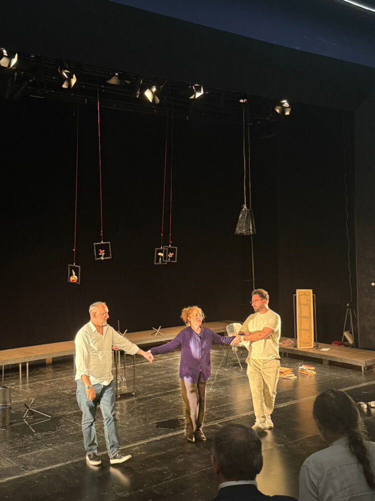 “Engjëjt në skenë”, Odise Plaku: Kjo vepër është një mënyrë për të ...