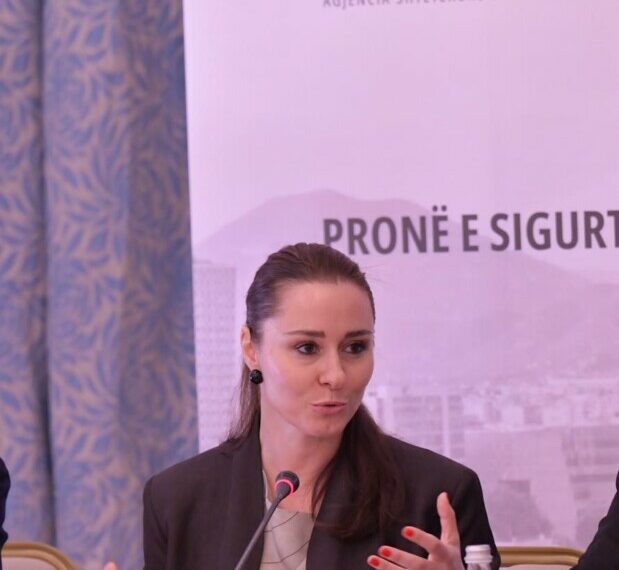 Lorena Goxhobelli në qendër të kritikave të BE, Kadastra qelbet nga ...