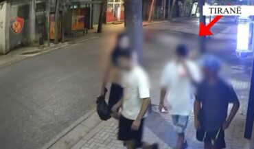 Grabitën të njëjtën tabakino dy herë/ E pëson grupi i të rinjve, mes ...