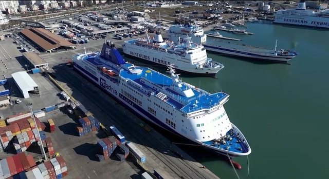 Moti i keq, tragetit i këputet litari në Portin e Durrësit (Dettaje ...