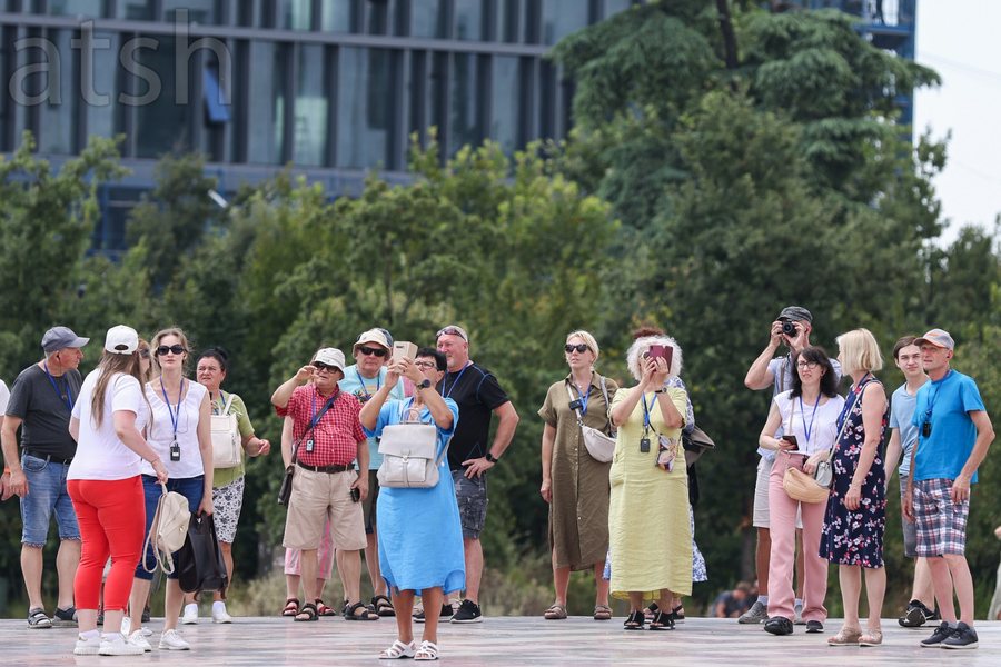 Thika me dy presa e turizmit, shtimi i pushuesve të huaj po rrit çmimet ...