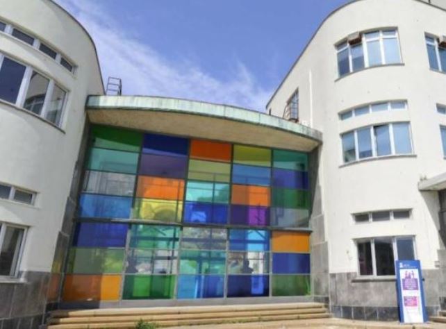 Ngjarje e rënë/ 7-vjeçari bie nga çatia e shkollës (Detaje) - Sot News ...