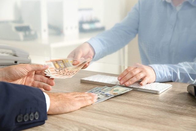 Këmbimi valutor 30 janar/ Me sa blihen e shiten dollari dhe euro, çfarë ...