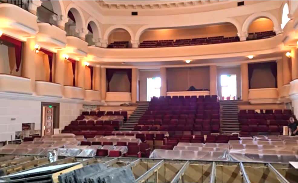 Teatri “Migjeni” në restaurim, ndërhyrjet synojnë përmirësimin e infrastrukturës dhe kushteve ...
