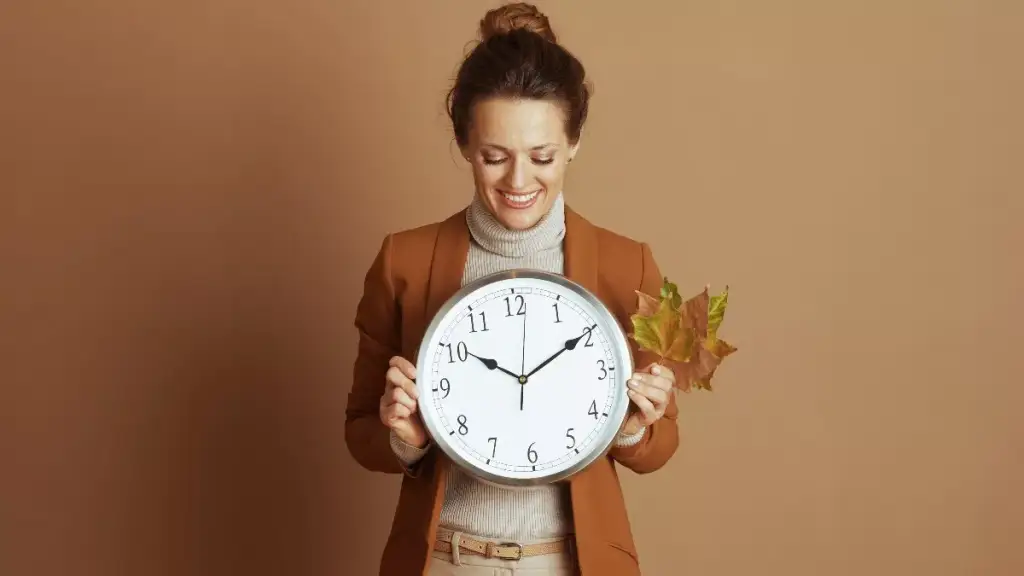 Nesër kthejmë orën 1 orë prapa, përparësitë dhe disavantazhet - Sot ...