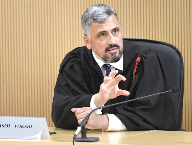 Më pak vota se Llagami, Asim Vokshi zgjidhet anëtar i Kushtetueses ...