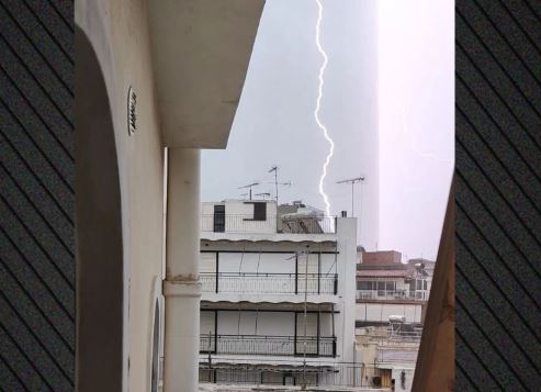 Greqi/ Regjistrohen 1 mijë vetëtima dhe bubullima - Sot News | Lajme