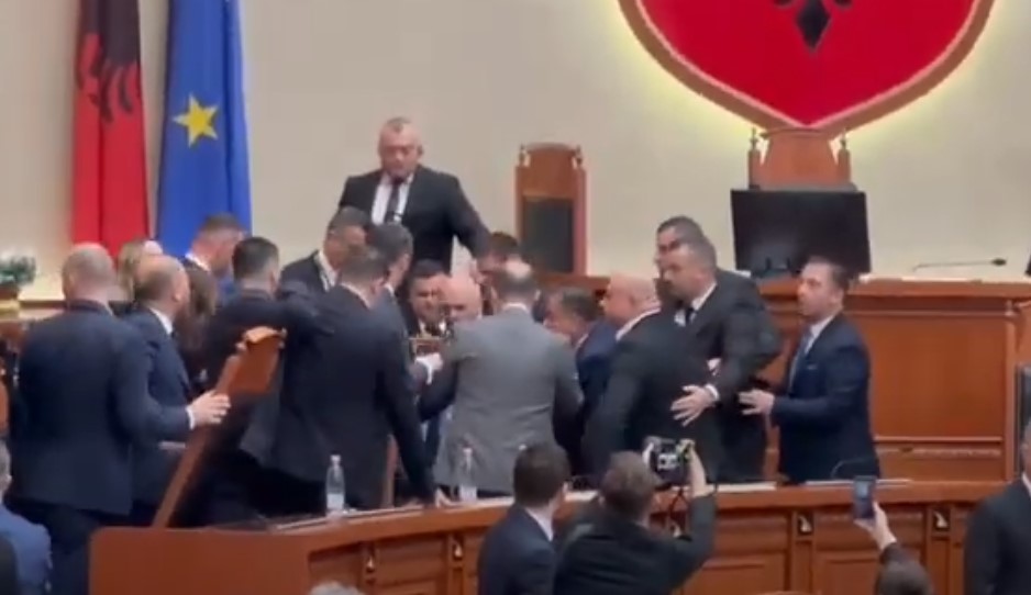 Noka hipën mbi tavolinë për t’u ulur te vendi i ministrave, pengohet ...