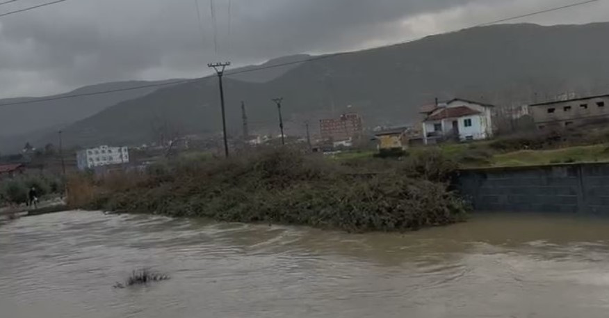 Vijon situata kritike me përmbytjet në Kurbin, dëme në disa biznese ...